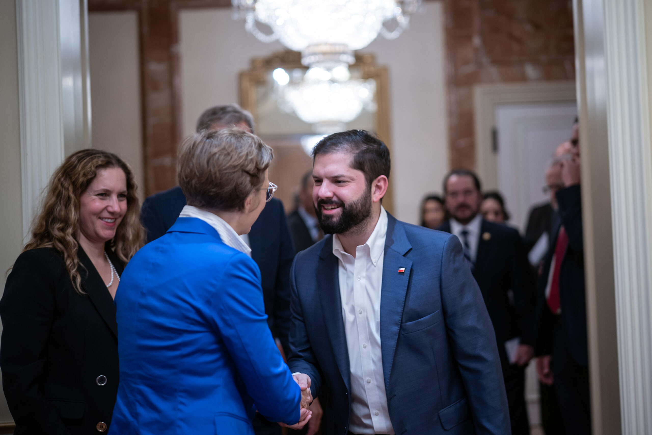 El emotivo encuentro del presidente Gabriel Boric con compatriotas ...